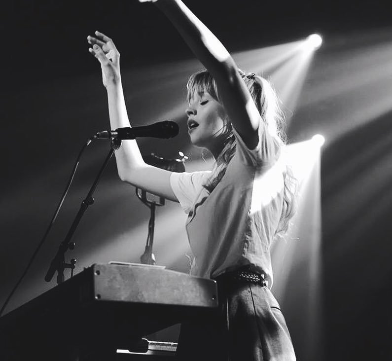 Angèle's New Photos (16/18) - Free2Music